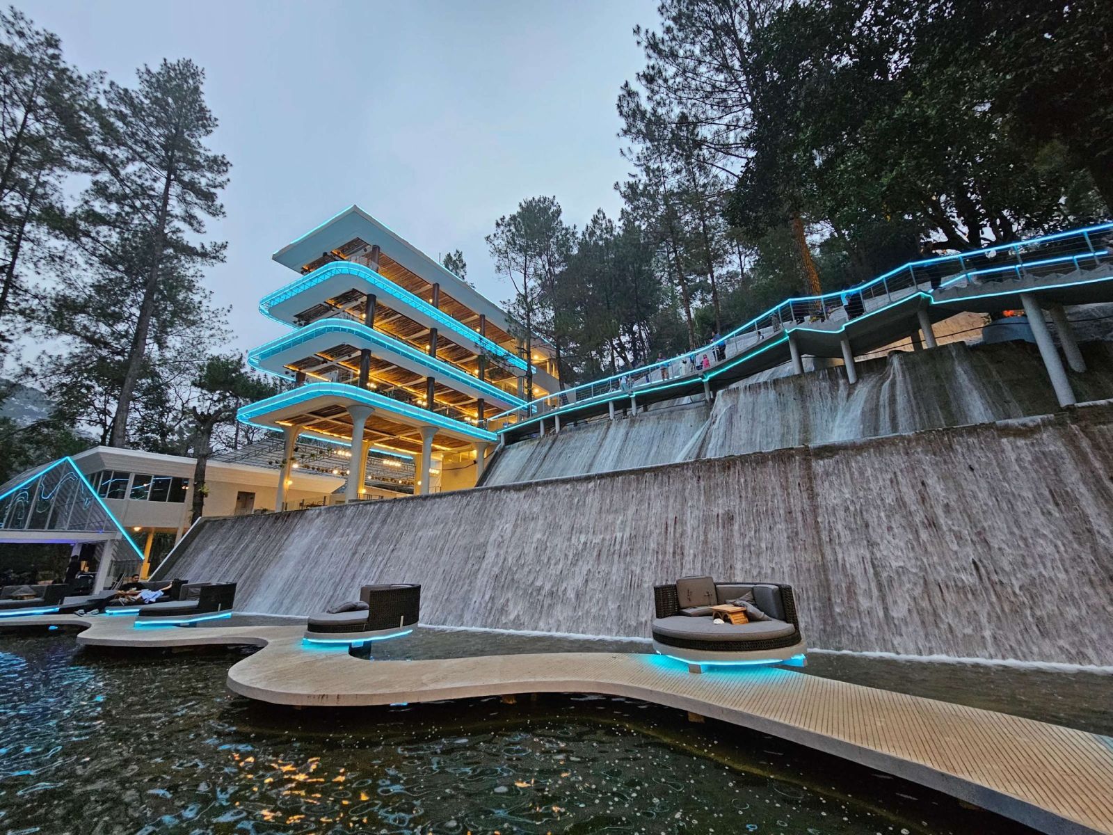 HeHa Waterfall Bogor: Yuk Merasakan Serunya Hantaman Air Terjun Buatan Terbesar di Indonesia